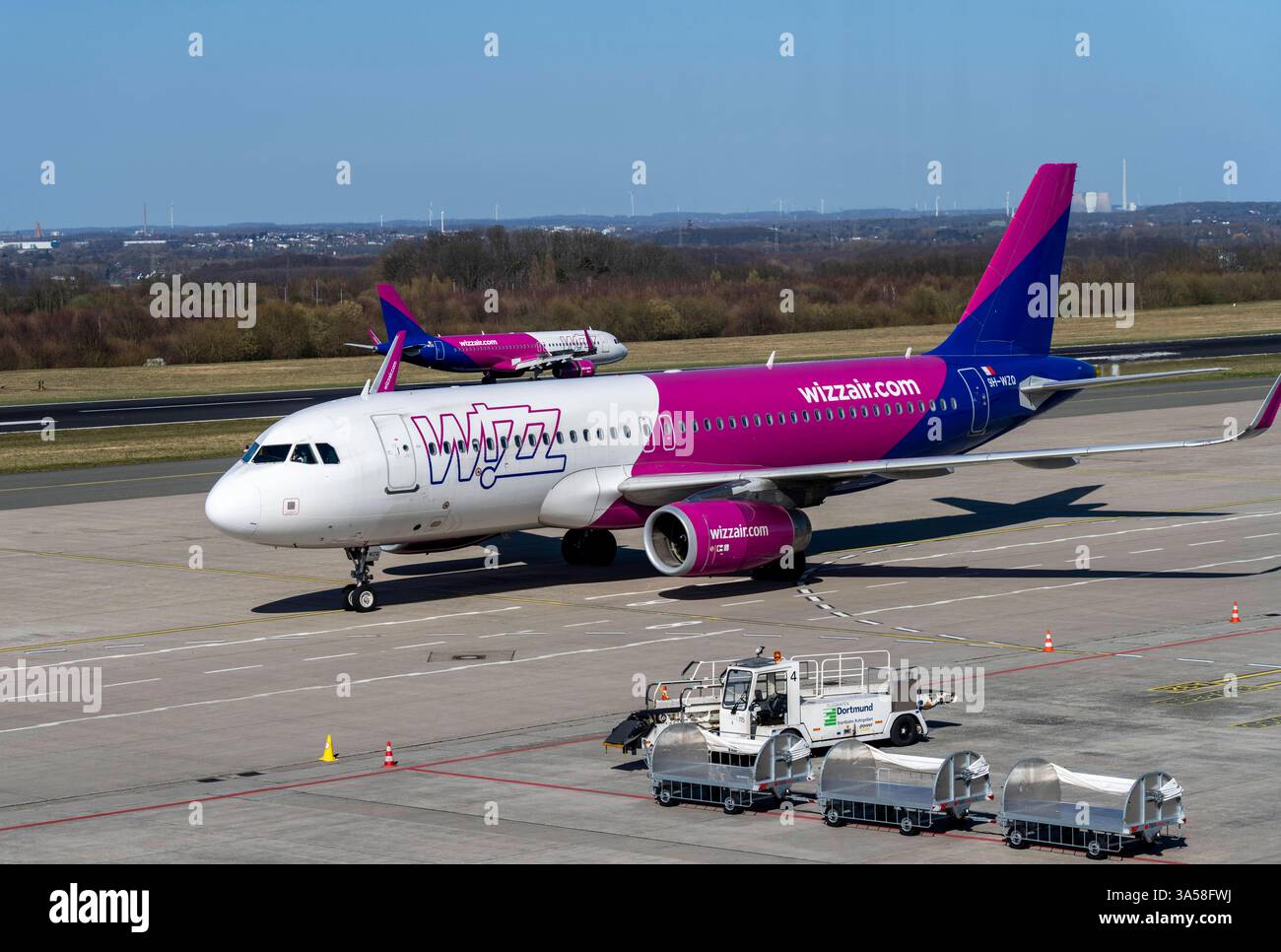Flughafen Dortmund, Wizzair Airbus A320, im Landeanflug, Flieger auf dem Taxiway zum Start ...