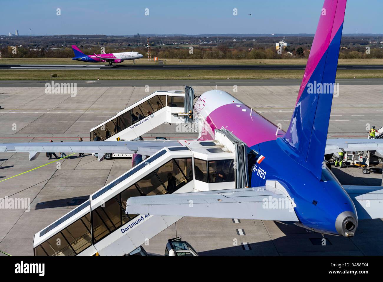 Flughafen Dortmund, Wizzair Airbus A320, auf dem Vorfeld, bei der Landung, Regionalflughafen ...