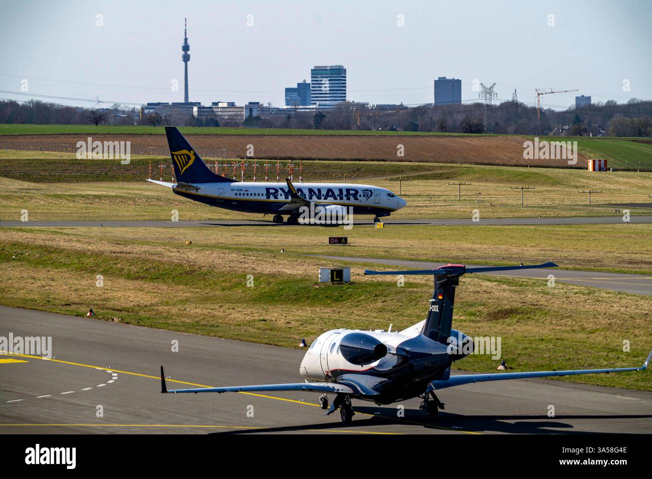 Flughafen Dortmund, Ryanair Boeing 737 auf dem Taxiway zum Start, gelandete Embraer Phenom 300 ...