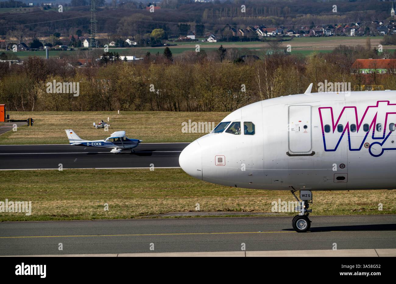 Flughafen Dortmund, Wizzair Airbus A320, auf dem Taxiway, auf dem Weg zum Start, Cessna 172 beim ...
