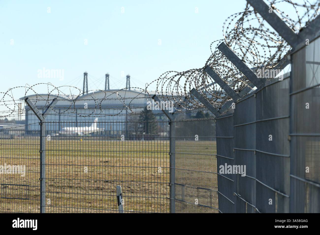 Ein Flugzeug steht auf dem Rollfeld vom Flughafen Hamburg. Davor ist ...