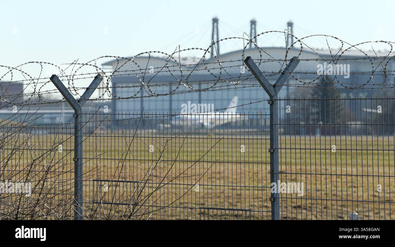 Ein Flugzeug steht auf dem Rollfeld vom Flughafen Hamburg. Davor ist ...