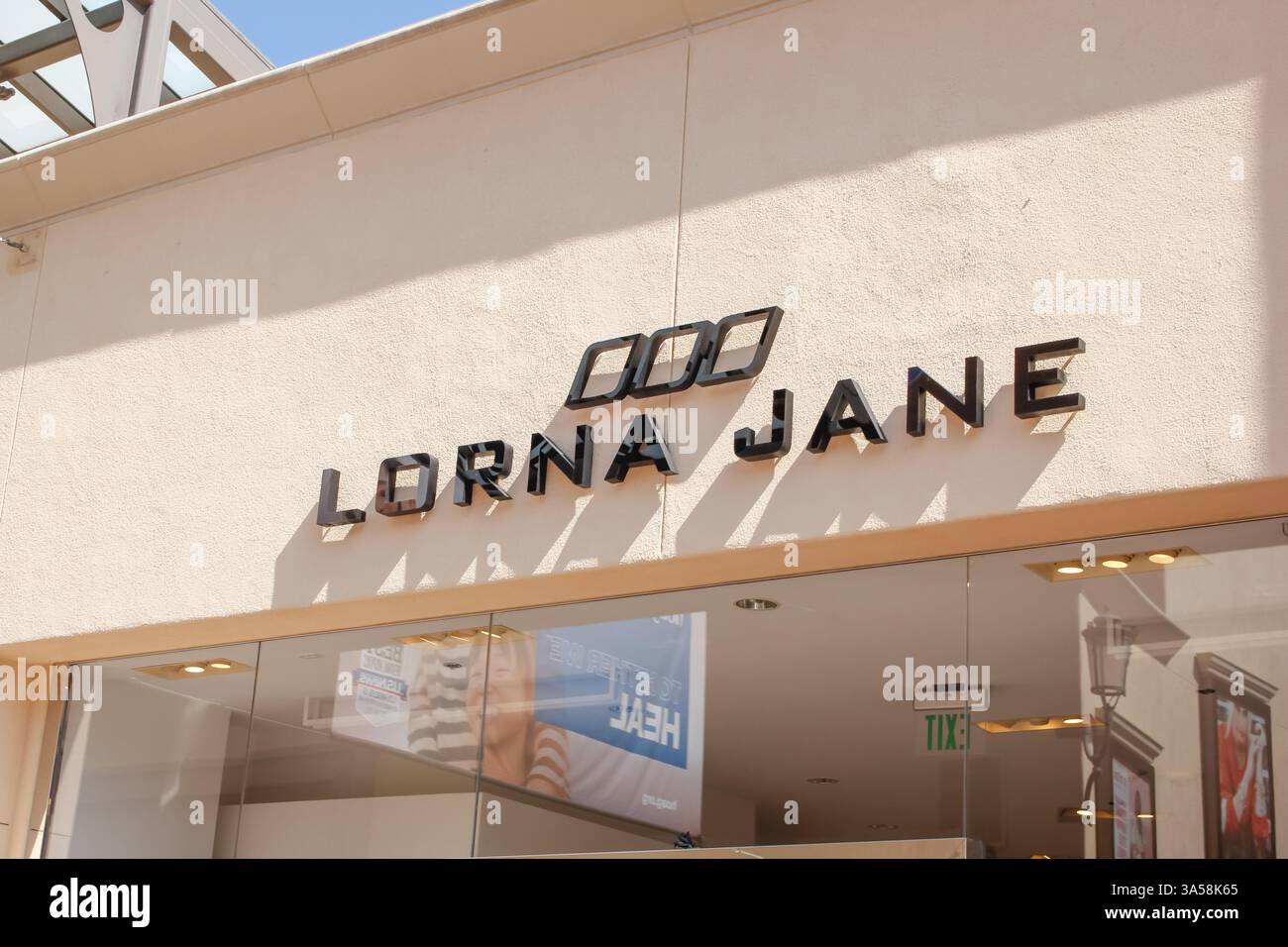 Lorna jane store hi-res stock photography and images - Alamy