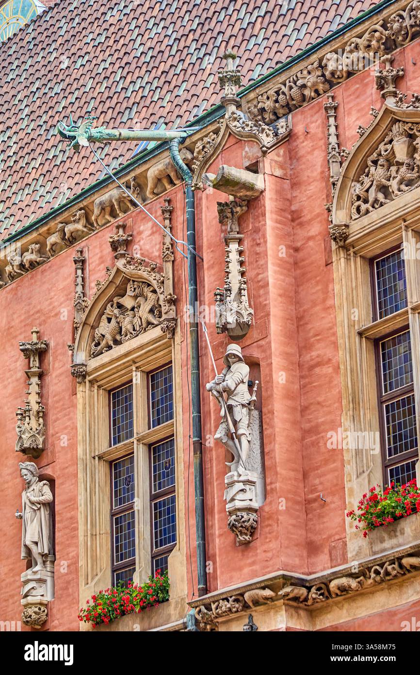 Teamons on side of buildings, telamons are colossal male figures used ...