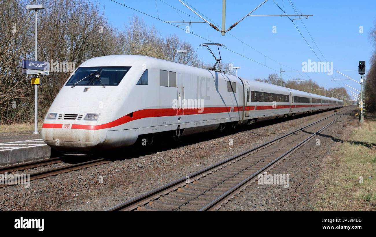 Eisenbahnverkehr in Telgte-Westbevern. Intercity Express Zug ICE / ICE1 ...