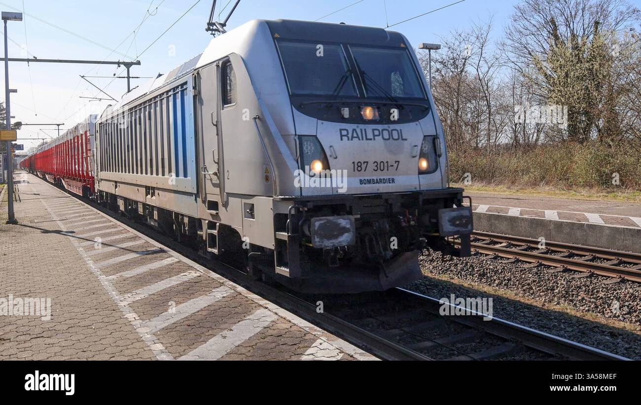 Eisenbahnverkehr in Telgte-Westbevern. Güterzug, bespannt mit einer ...