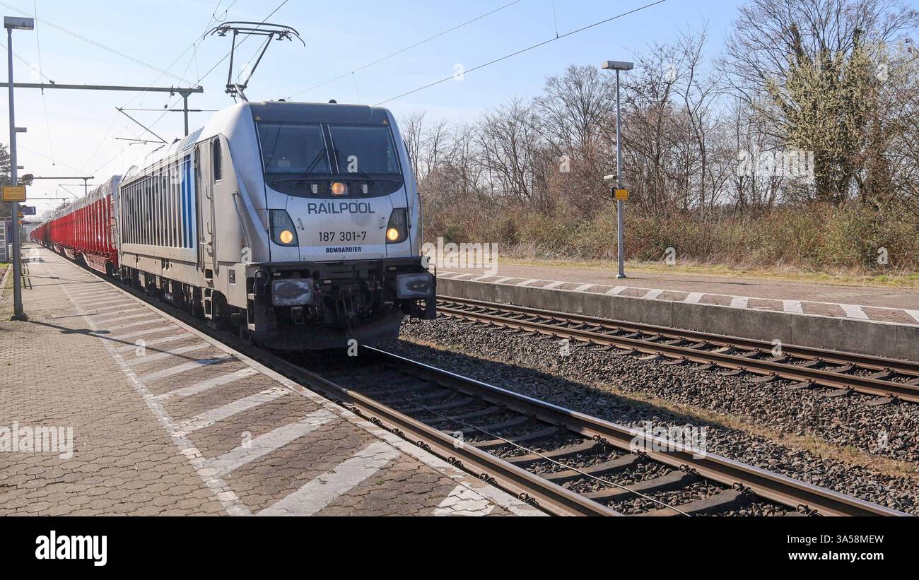 Eisenbahnverkehr in Telgte-Westbevern. Güterzug, bespannt mit einer ...