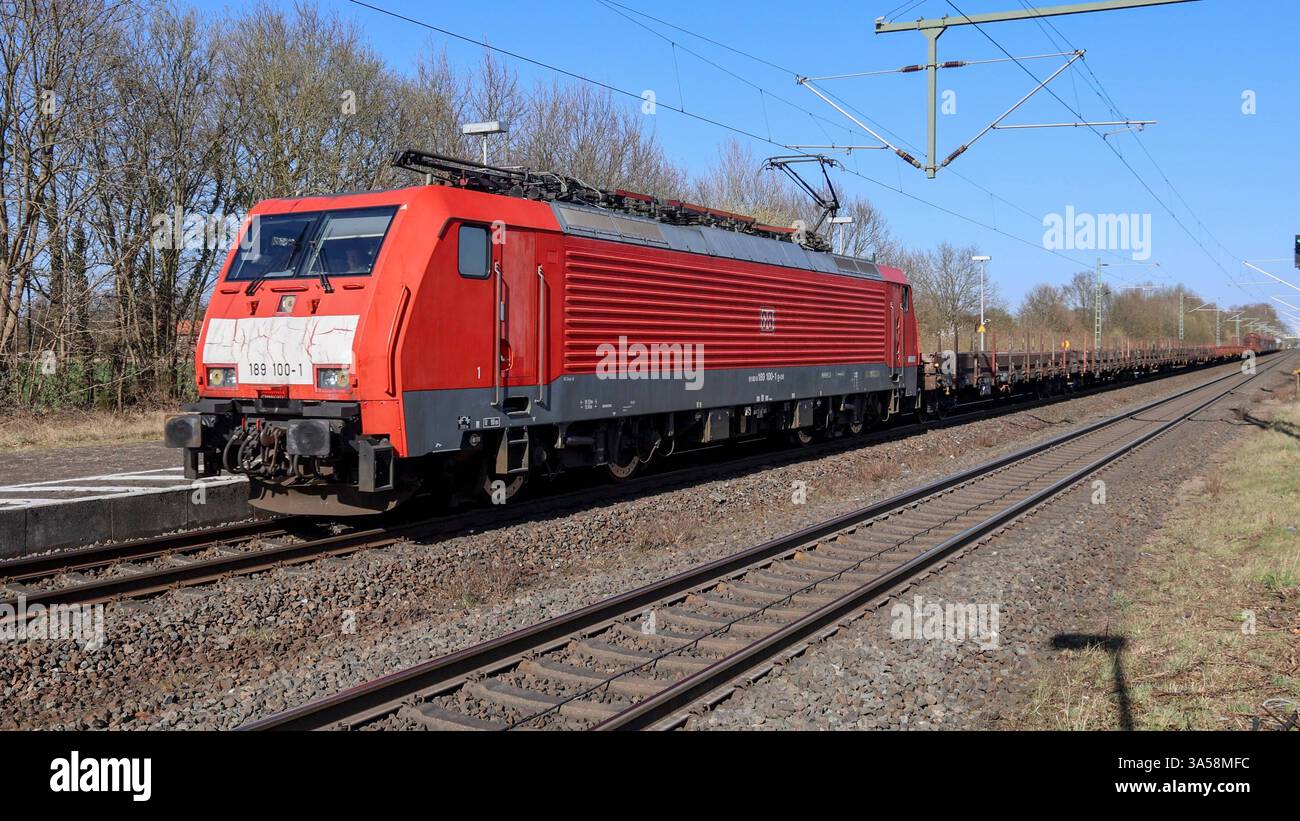 Eisenbahnverkehr in Telgte-Westbevern. Güterzug der Deutschen Bahn, bespannt mit einer ...