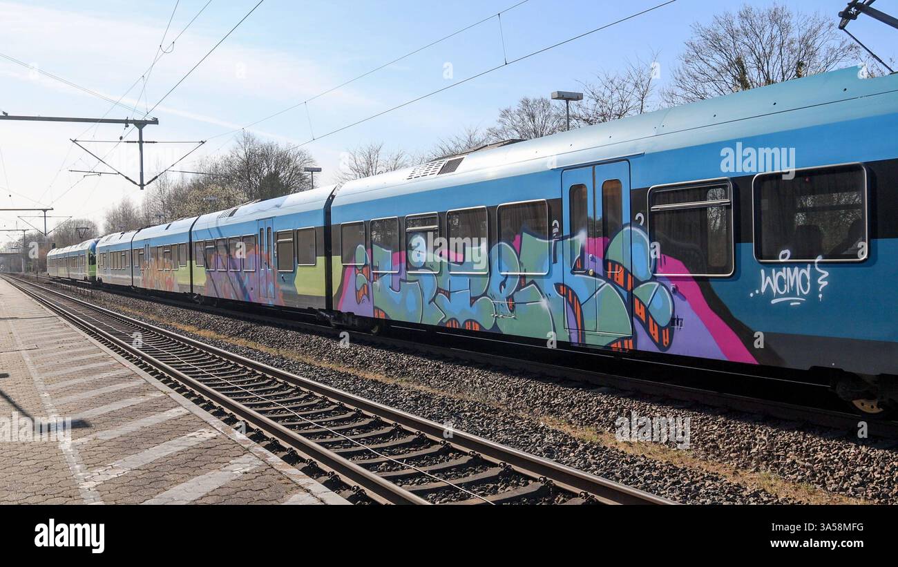 Eisenbahnverkehr in Telgte-Westbevern. Regionalbahn Zug der Eurobahn RB 66, Teuto-Bahn Osnabrück ...