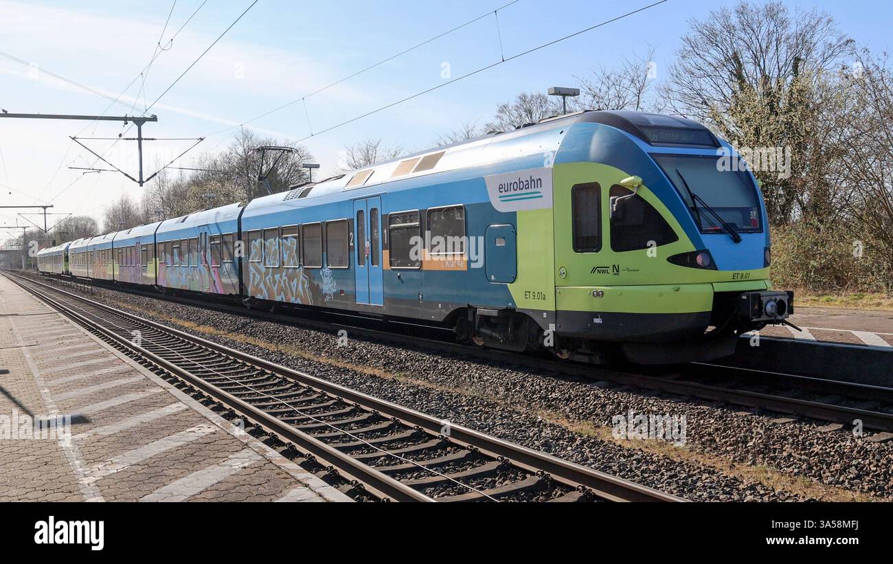 Eisenbahnverkehr in Telgte-Westbevern. Regionalbahn Zug der Eurobahn RB 66, Teuto-Bahn Osnabrück ...
