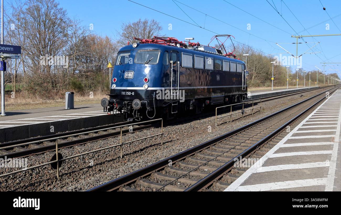 Eisenbahnverkehr in Telgte-Westbevern. Lokomotive der Baureihe 110 der ...