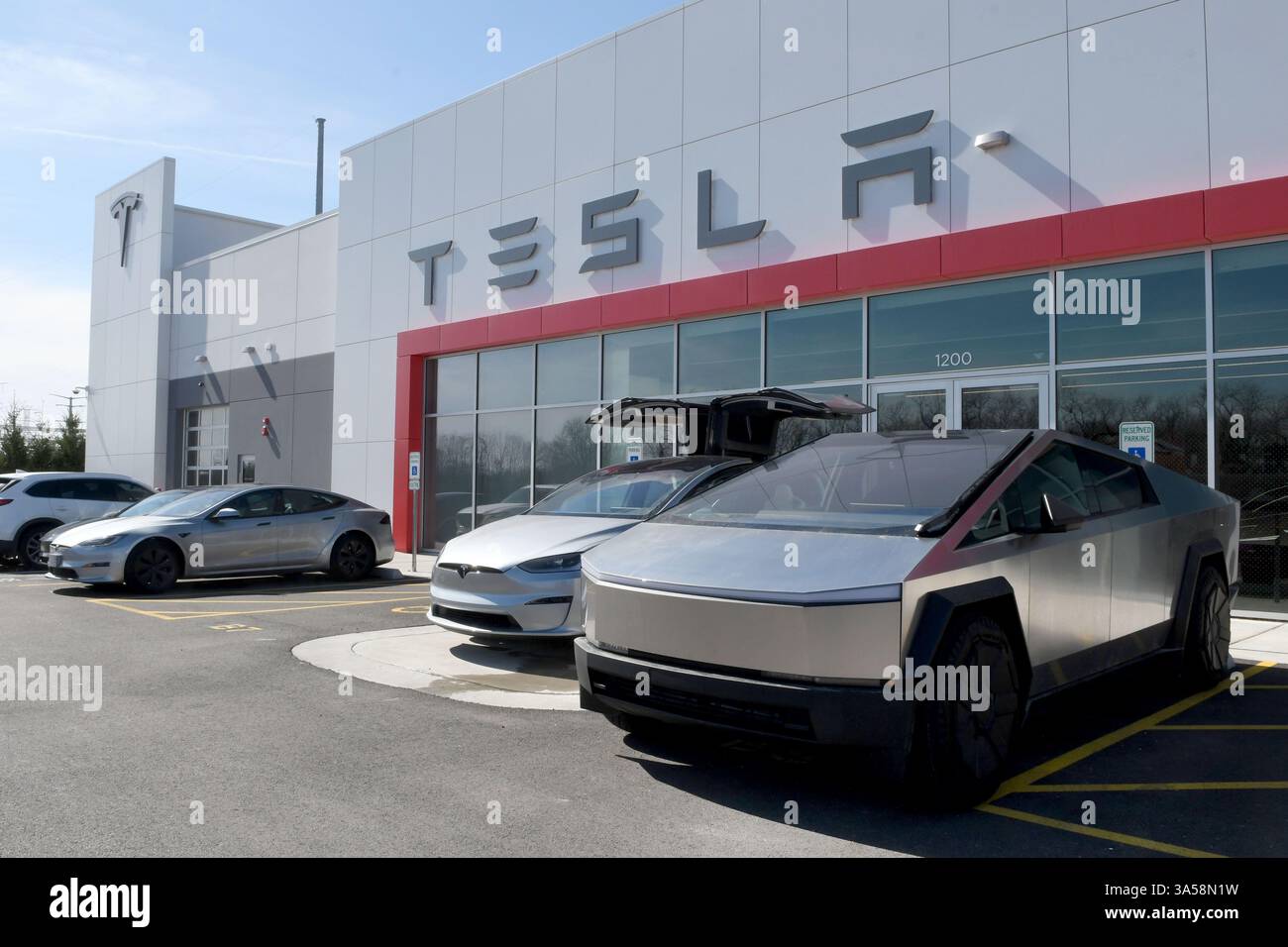 Northbrook, Illinois, USA. 21st Mar, 2025. New Tesla cars and ...