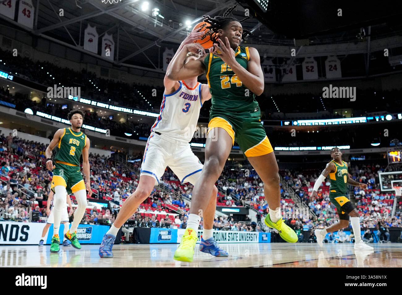 Florida center Micah Handlogten (3) vies for the ball with Norfolk ...