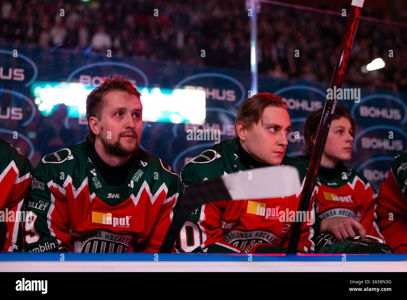 250321 Frölundas Linus Weissbach och Jacob Peterson ser på ceremonin ...