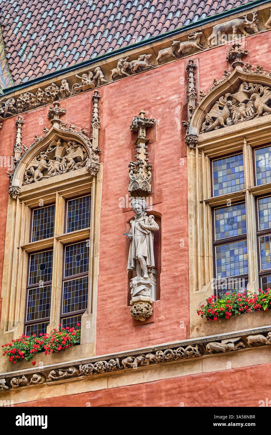 Teamons on side of buildings, telamons are colossal male figures used ...