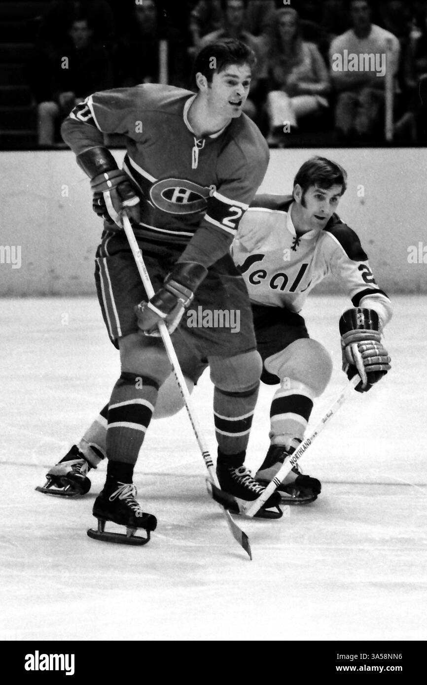 Montreal Canadiens Pete Mahovlich (20) blocking California Golden Seals ...