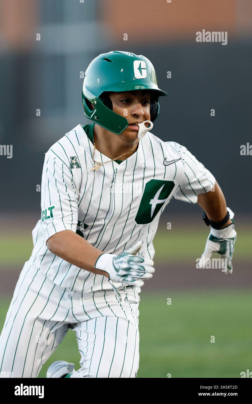 Charlotte's Juan Rivera runs to third base against UTSA during an NCAA ...