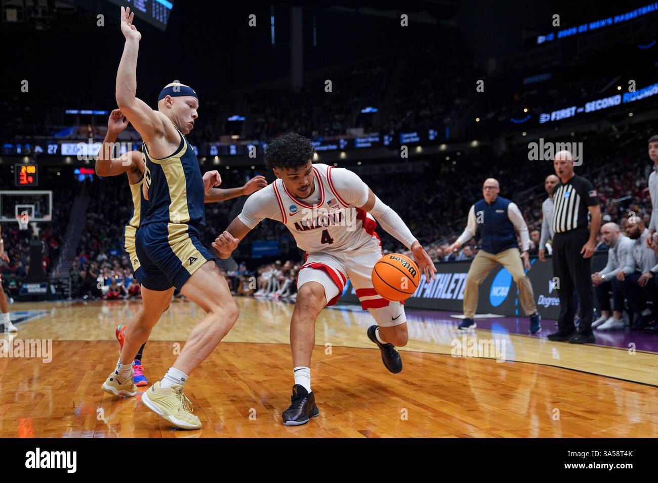 Arizona forward Trey Townsend (4) almost loses possession against Akron ...
