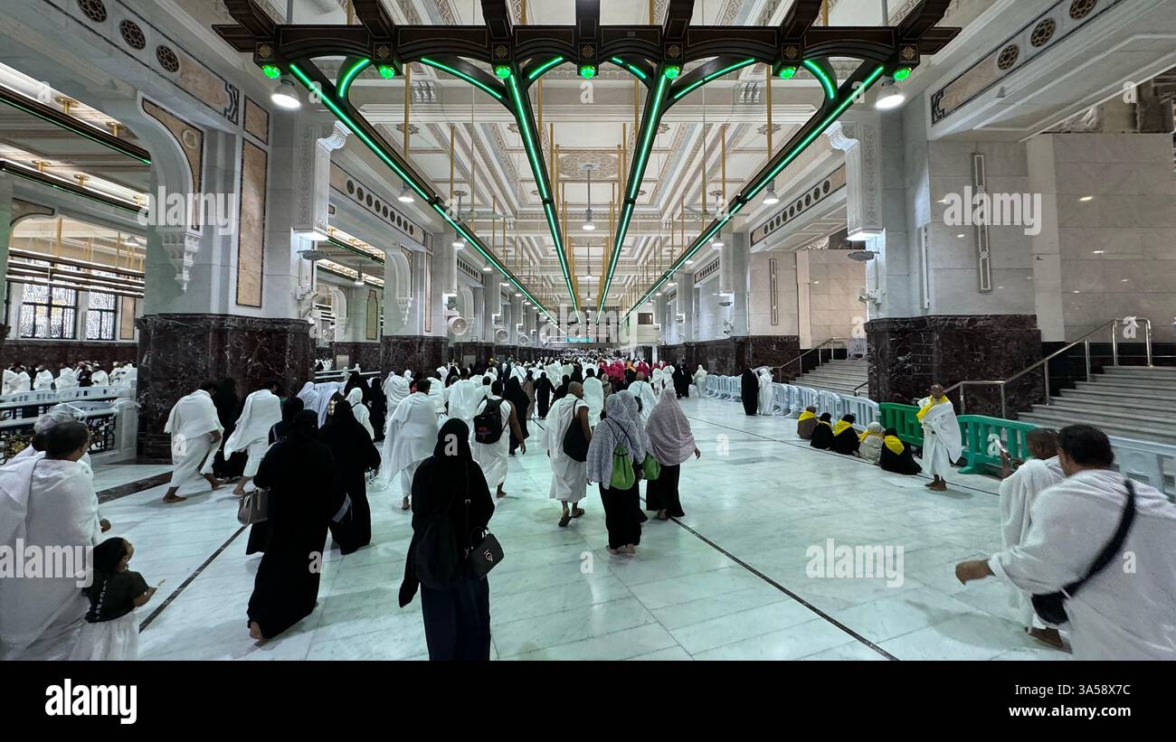 Mecca, Saudi Arabia, May 2 2024: Muslim pilgrims performing Sa'i ...