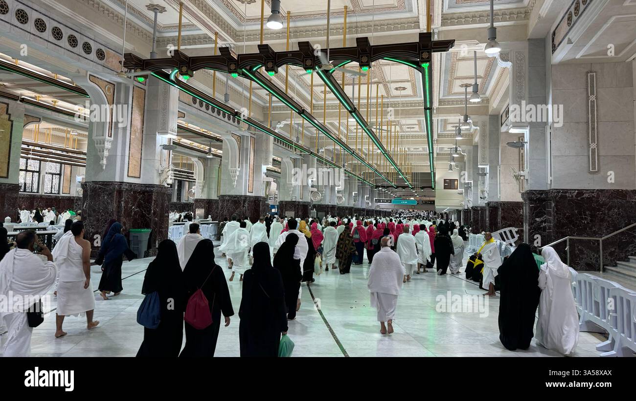 Mecca, Saudi Arabia, May 2 2024: Muslim pilgrims performing Sa'i ...