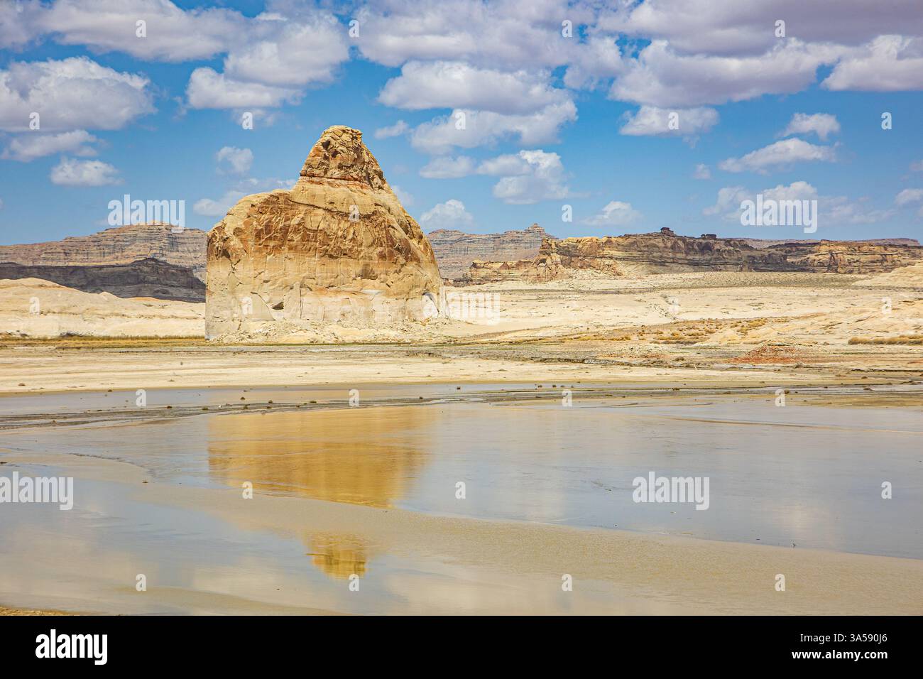 Lone Rock, Lake Powell, Arizona, USA Stock Photo - Alamy