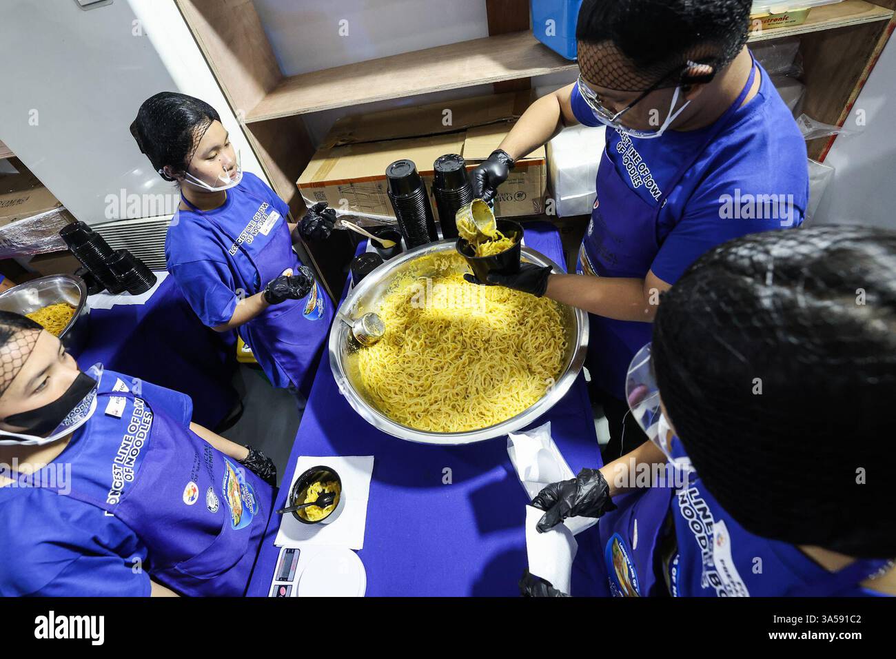 (250322) -- MALABON CITY, March 22, 2025 (Xinhua) -- Volunteers prepare the noodle bowls during ...