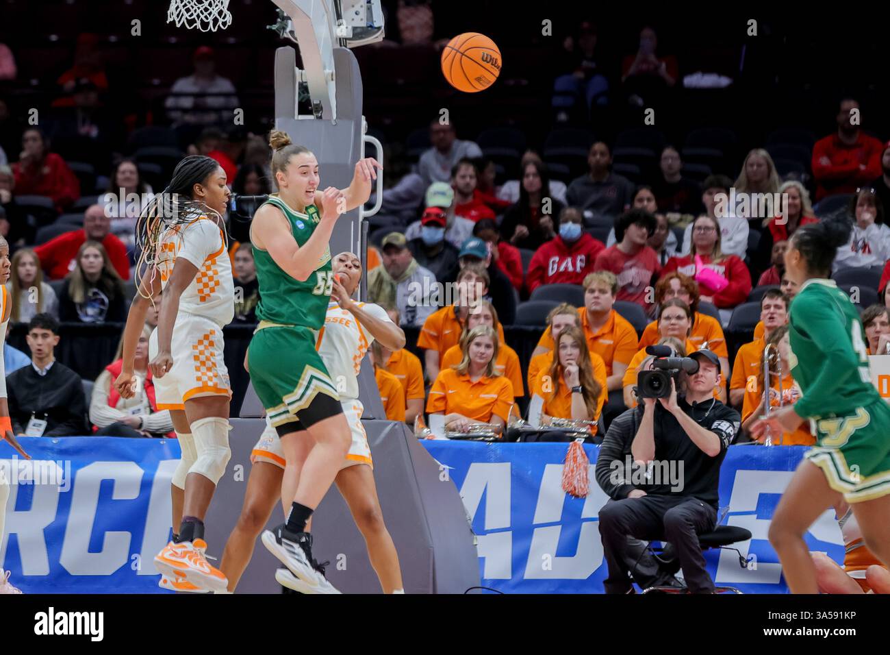 Columbus, Ohio, USA. 21st Mar, 2025. South Florida Bulls guard Carla ...