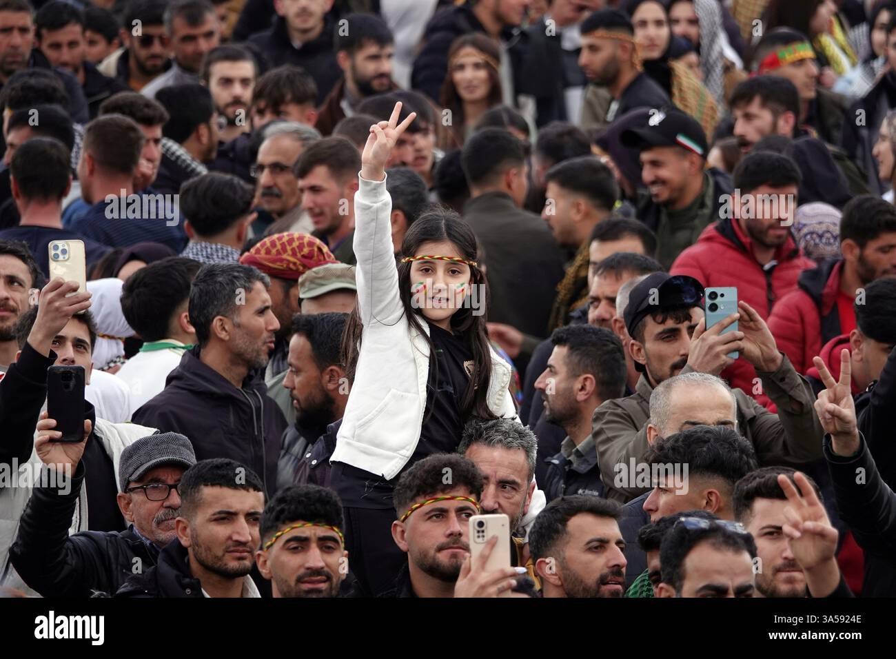 Diyarbakir, Turkey. 21st Mar, 2025. A Kurdish girl making a victory ...