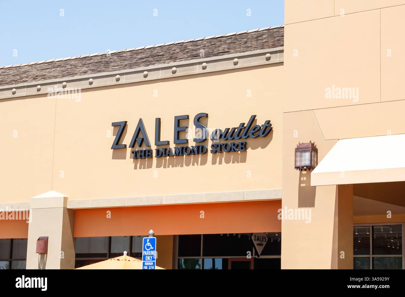 Zales the diamond store hi-res stock photography and images - Alamy