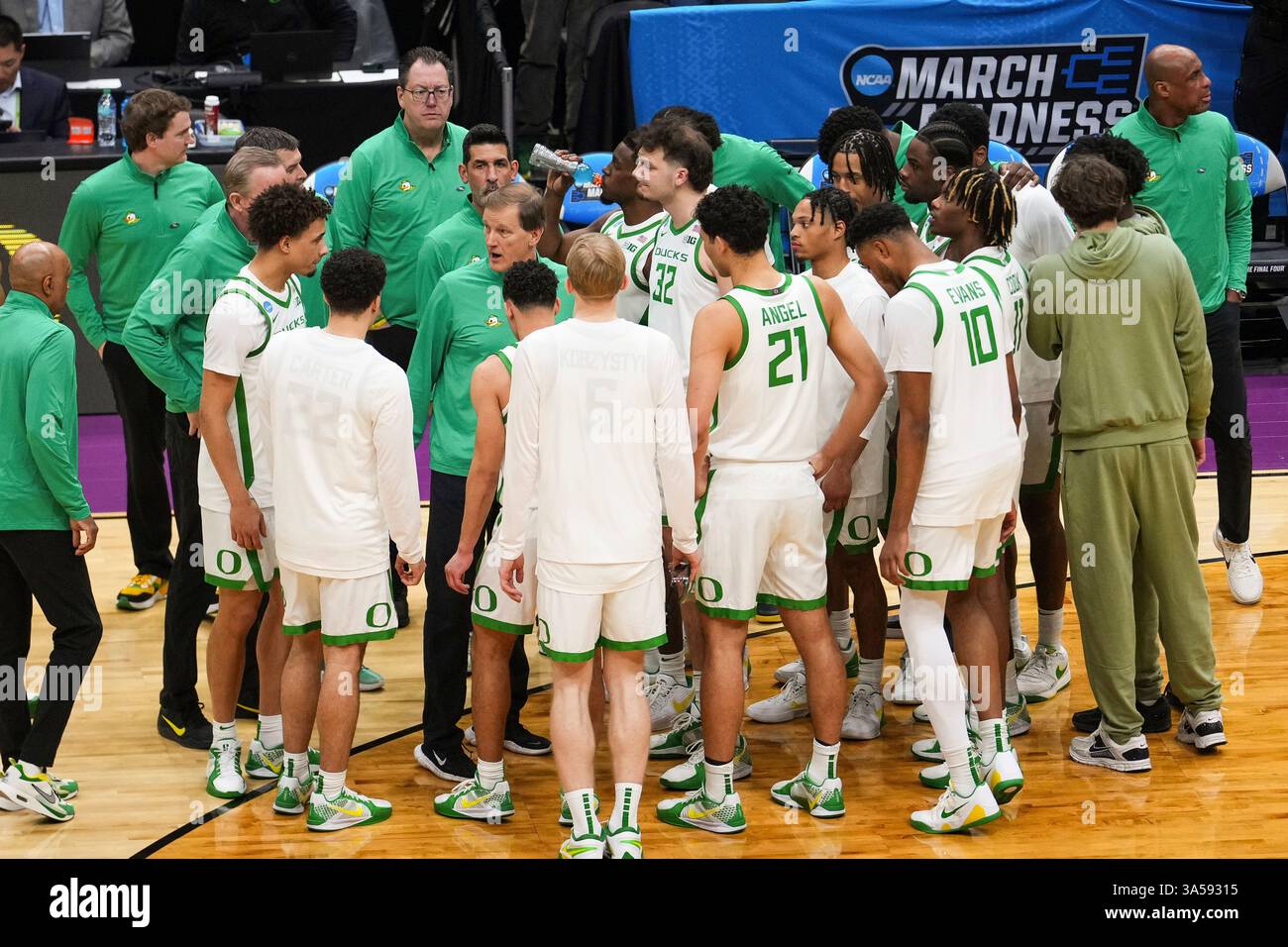 Oregon head coach Dana Altman gathers his team before facing Liberty ...