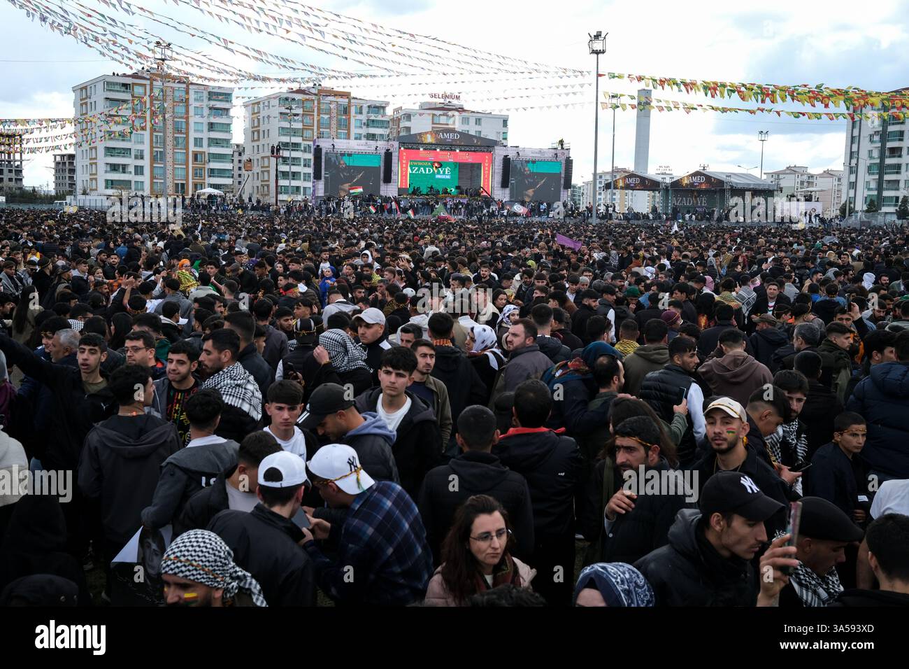 Diyarbakir, Turkey. 21st Mar, 2025. Thousands of people gather at the ...