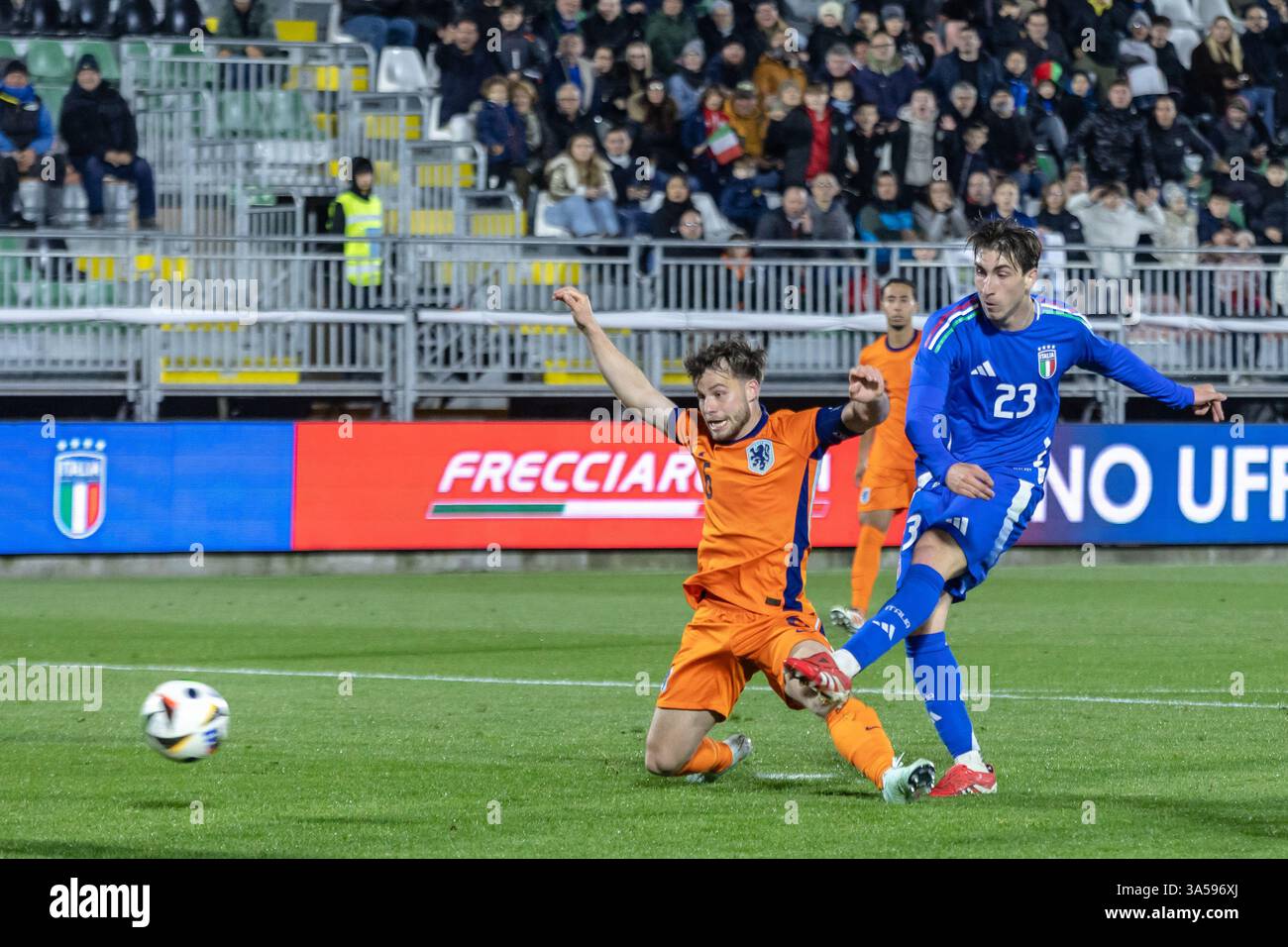 Atmosphere friendly soccer match hi-res stock photography and images ...