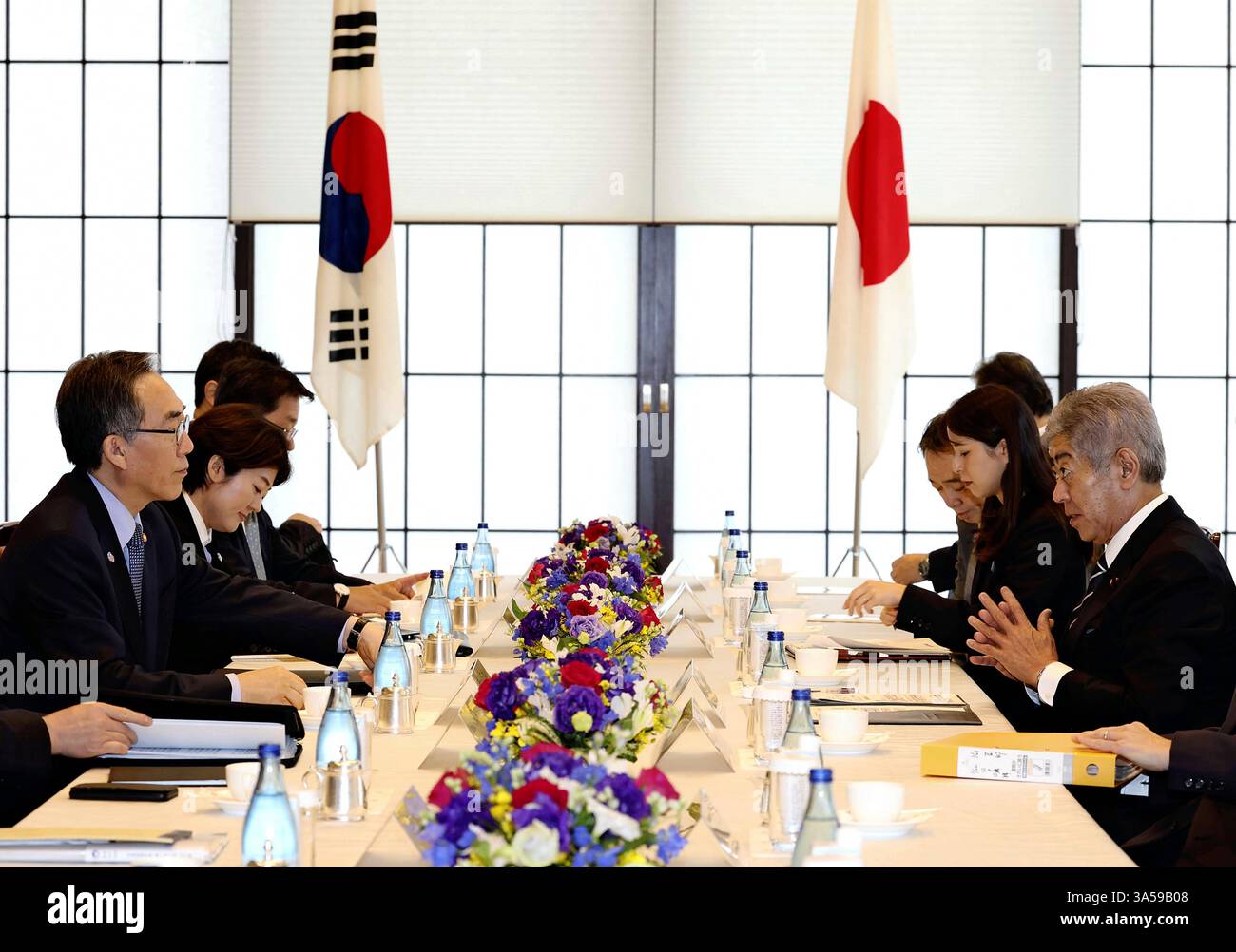 Japan's Foreign Minister Takeshi Iwaya（R）and South Korea's Foreign ...