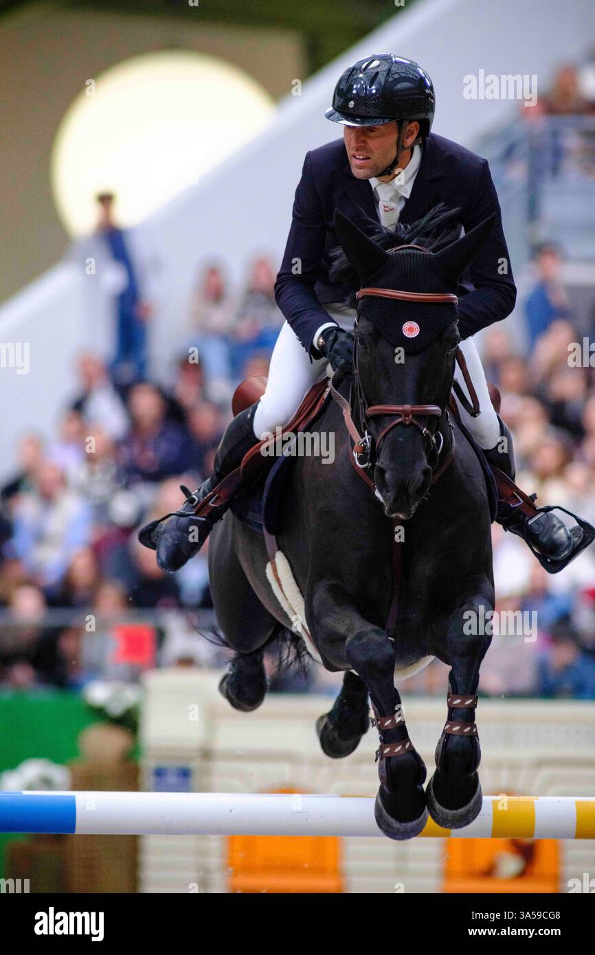 Simon DELESTRE riding Dexter Fontenis Z during the Saut Hermès 2025 ...