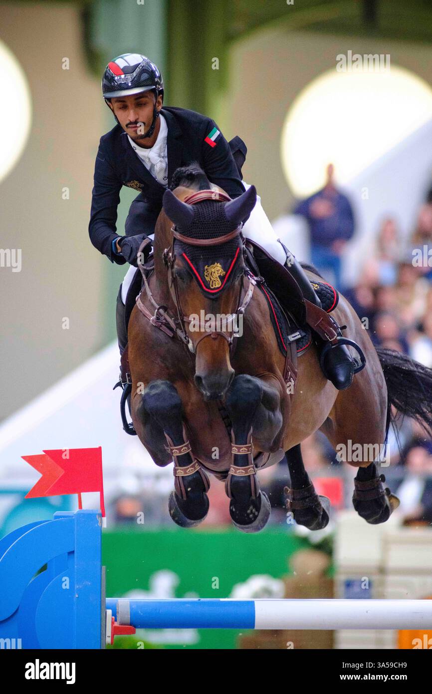 Omar Abdul Aziz AL MARZOOQI riding Chacco Bay during the Saut Hermès ...