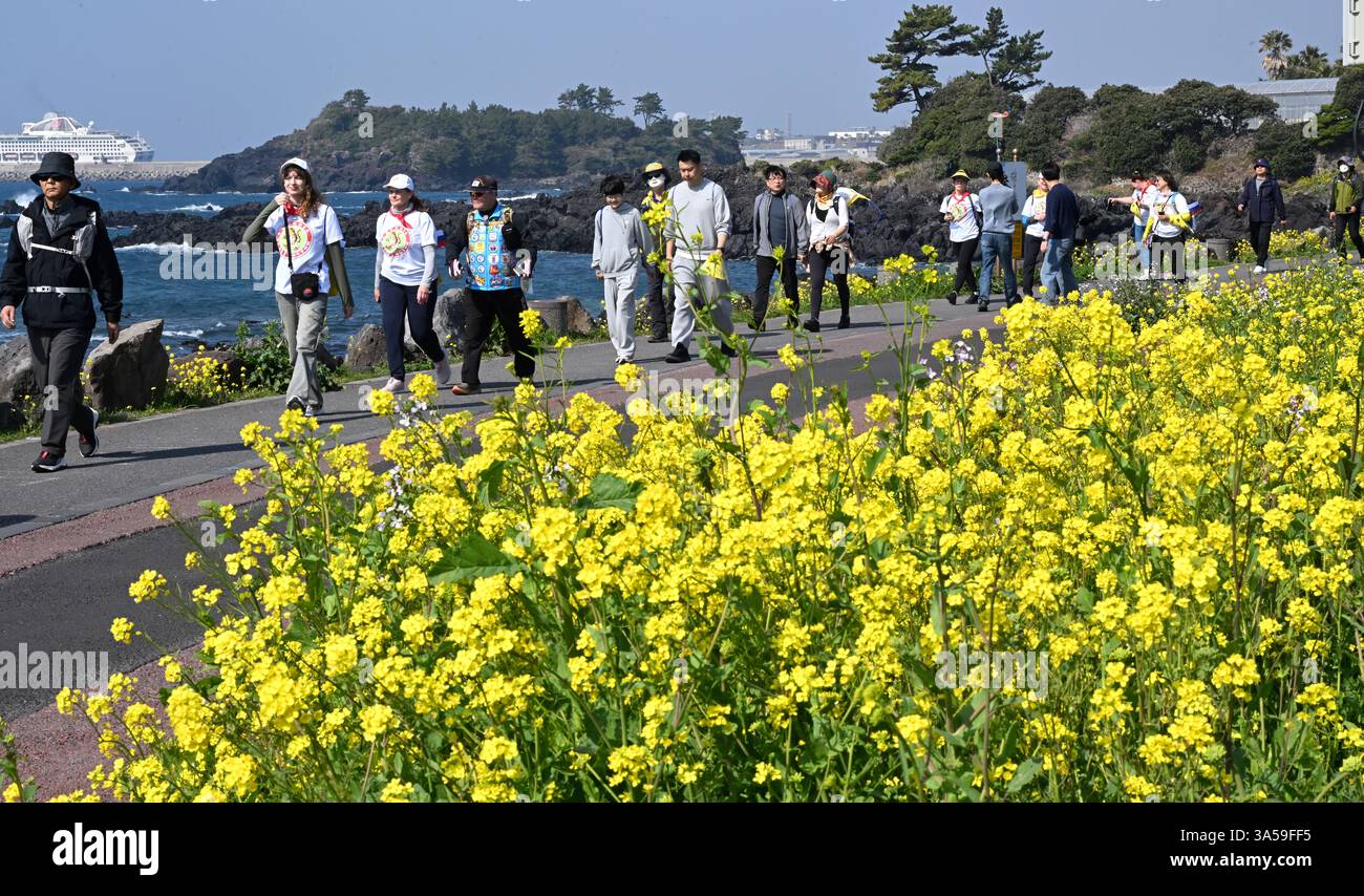 22nd Mar, 2025. Springtime coastal walk Participants in a walkathon ...