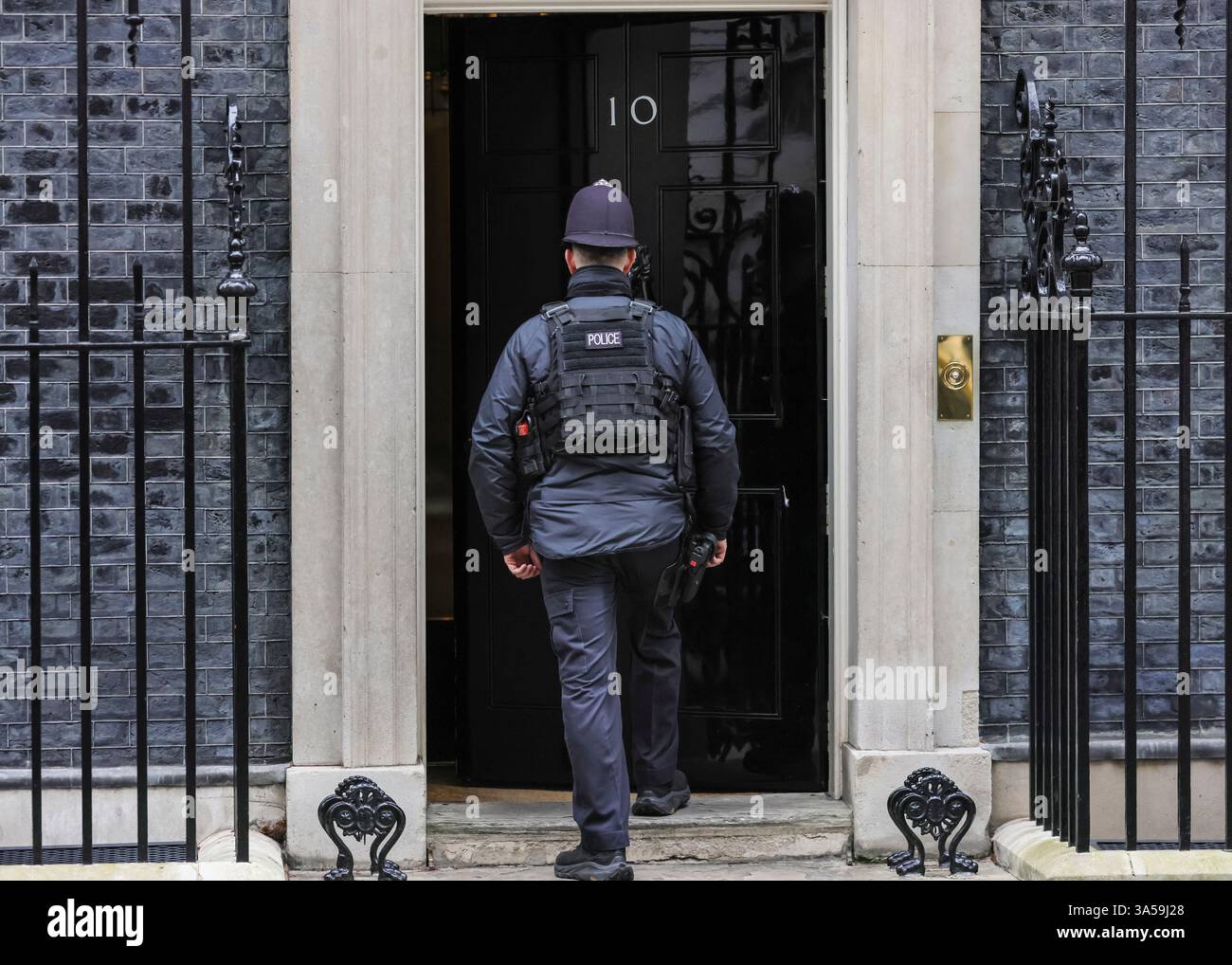 Metropolitan Police Officer (MET) in uniform entering 10 Downing Street ...