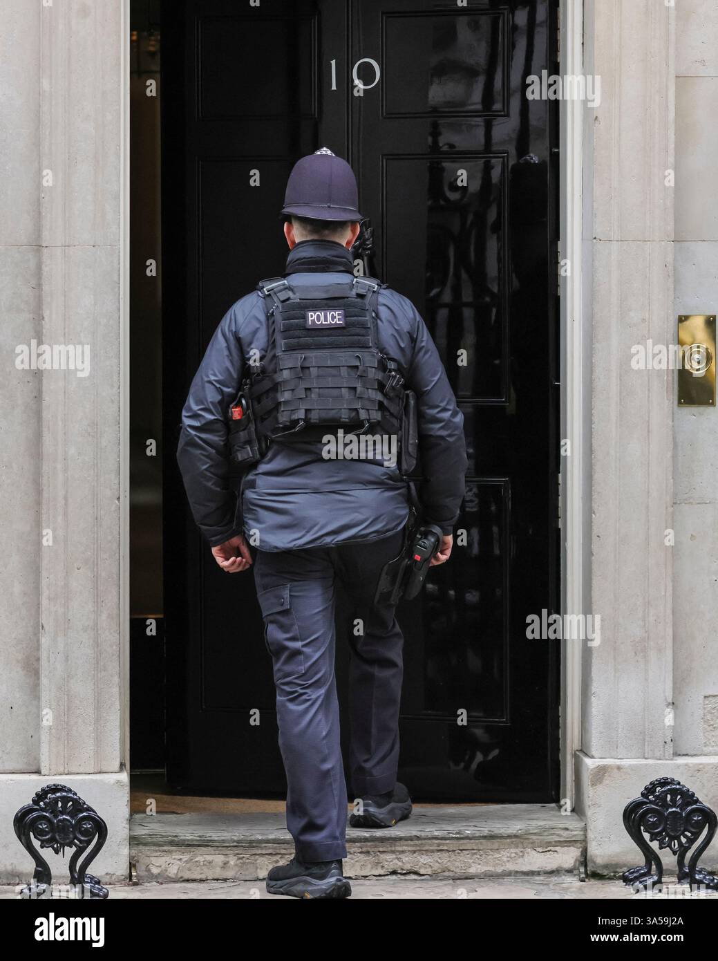 Metropolitan Police Officer (MET) in uniform entering 10 Downing Street ...