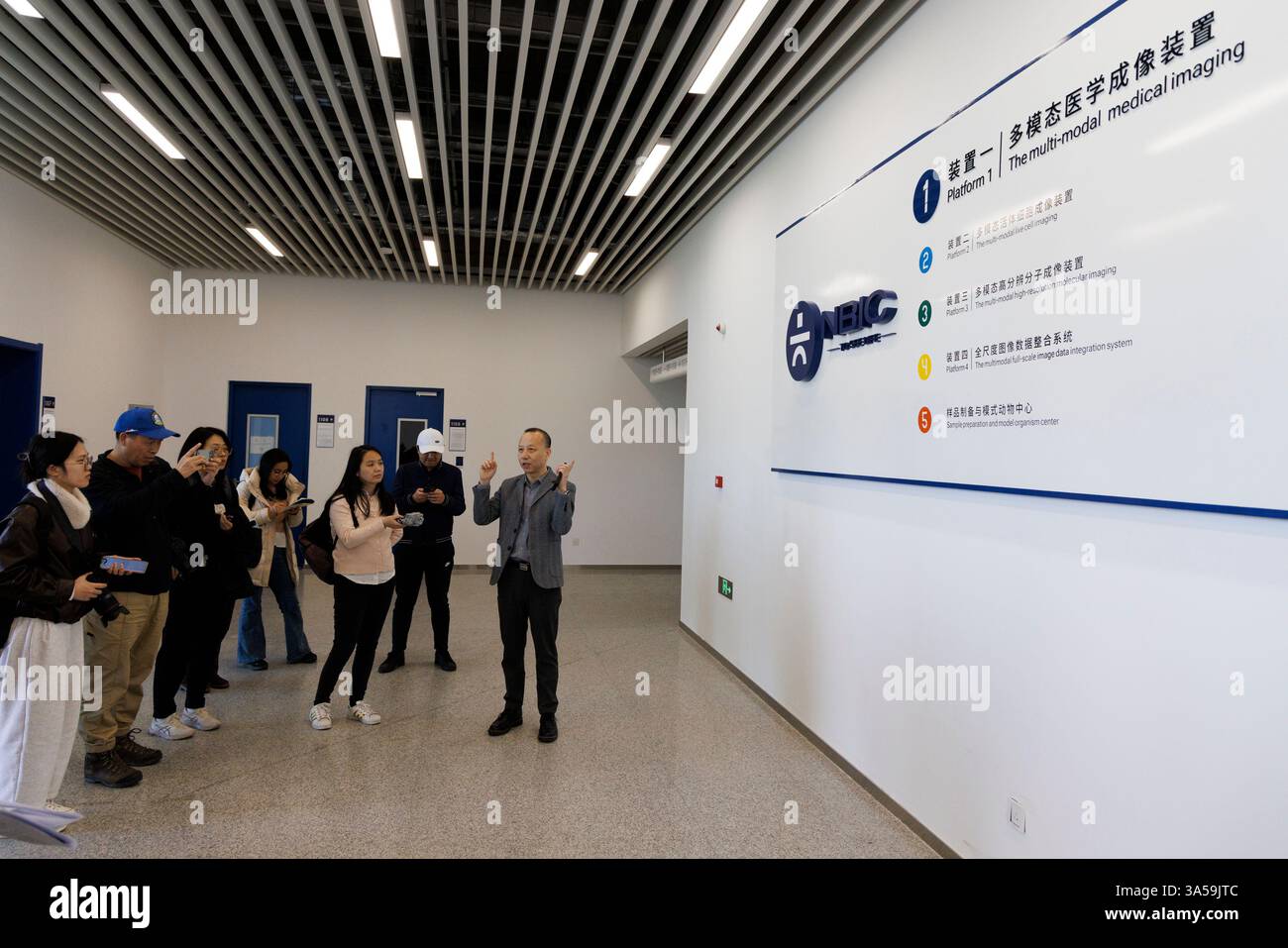 (250322) -- BEIJING, March 22, 2025 (Xinhua) -- Sun Yujie (R), deputy ...