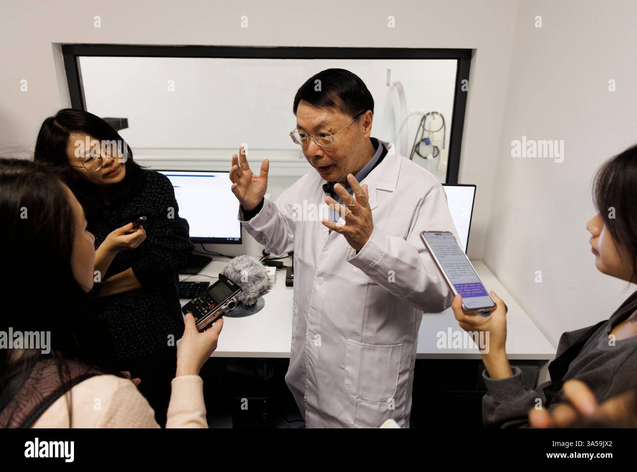 (250322) -- BEIJING, March 22, 2025 (Xinhua) -- Gao Jiahong, director of Peking University's ...