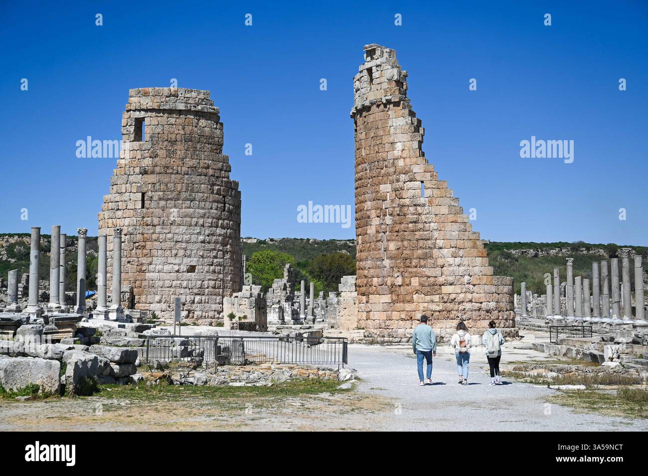 Antalya, T¨¹rkiye. 21st Mar, 2025. Tourists visit the Perge ...