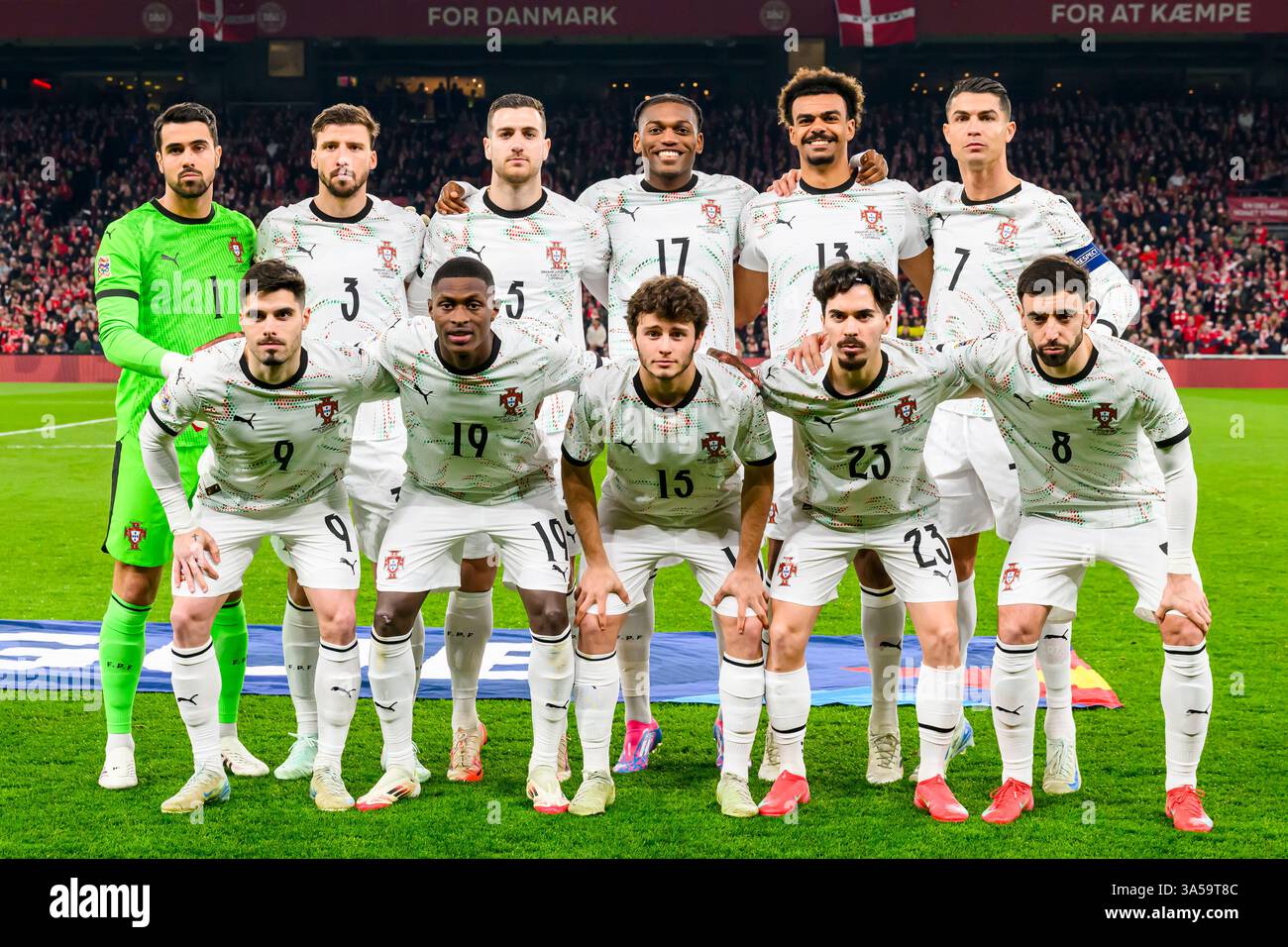 Portugal holdopstilling. Team photo. Team huddle, 1 (POR) - Diogo Costa ...