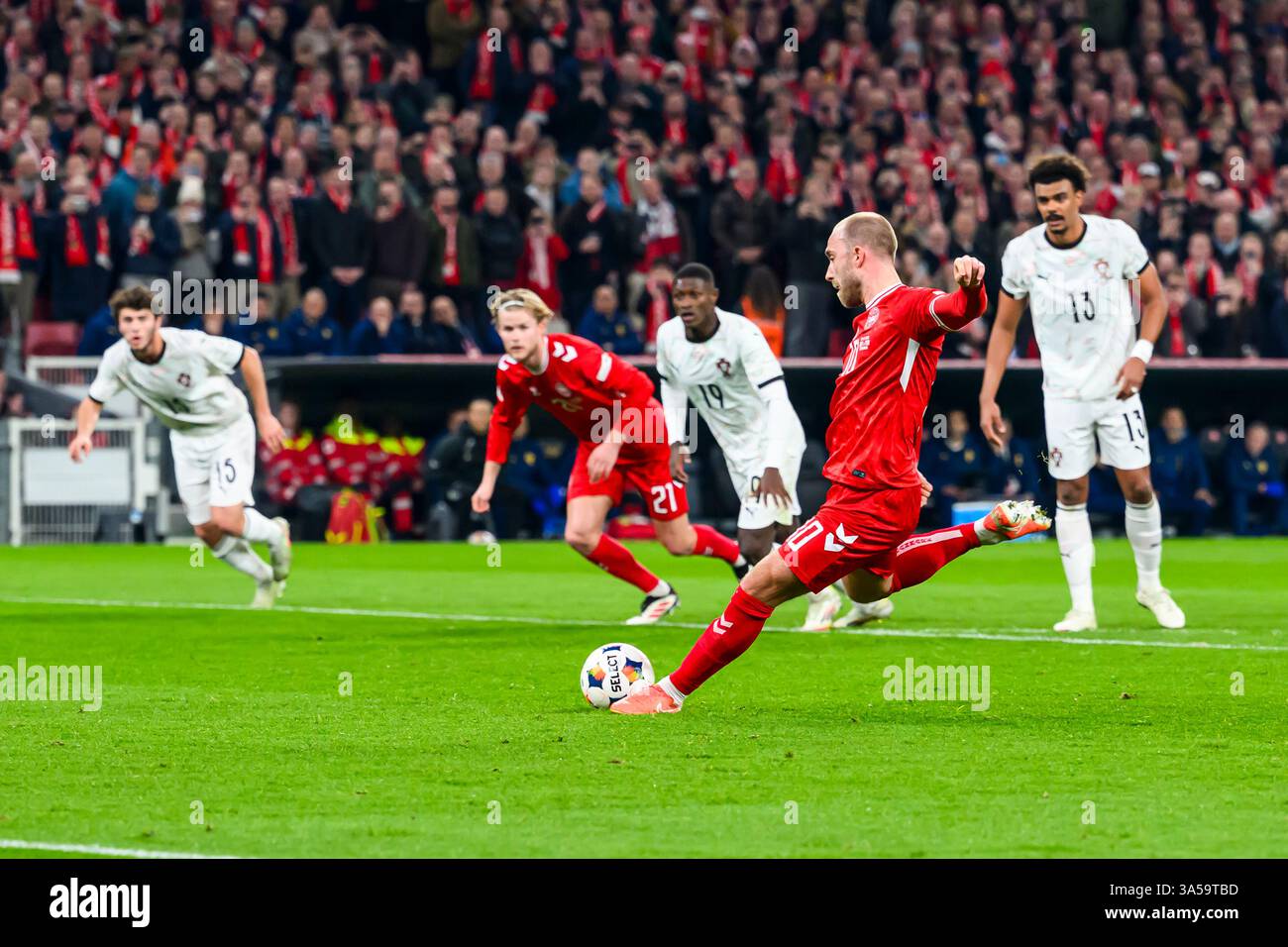 10 (DEN) - Christian Eriksen brænder straffespark. Nations League ...