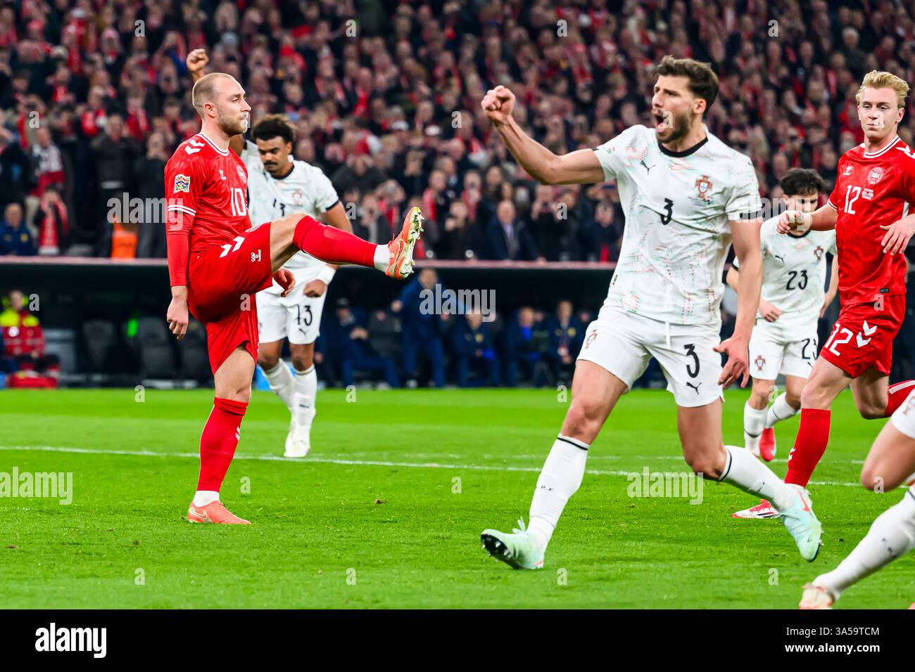 10 (DEN) - Christian Eriksen brænder straffespark. Nations League ...