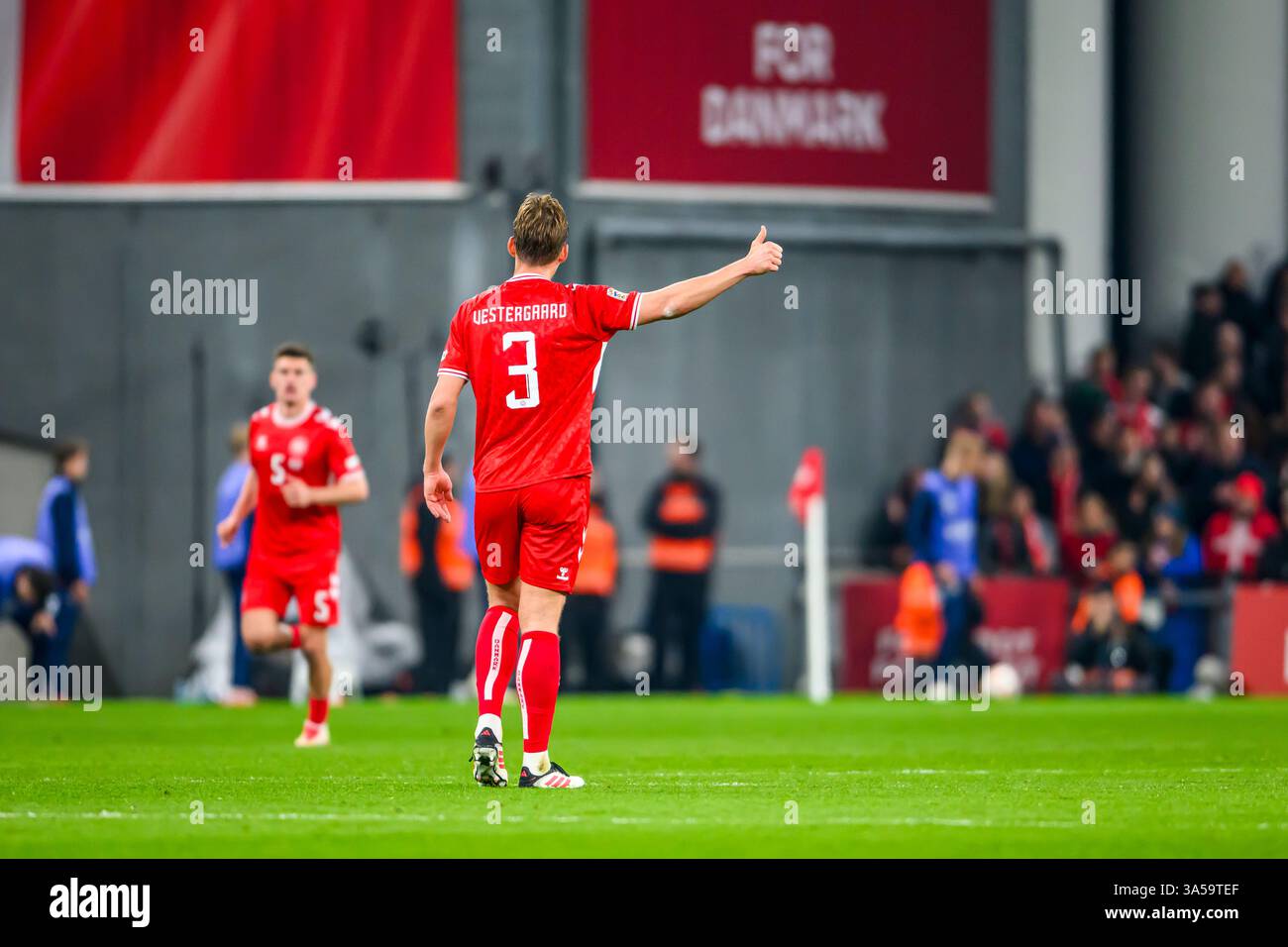 3 (DEN) - Jannik Vestergaard, Thumbs up. Nations League: Danmark mod ...