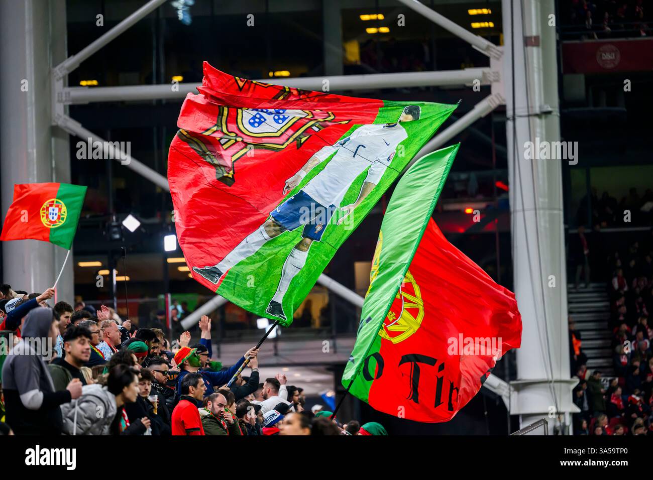 Portugal fans, flag med Ronaldo. Nations League: Danmark mod Portugal ...