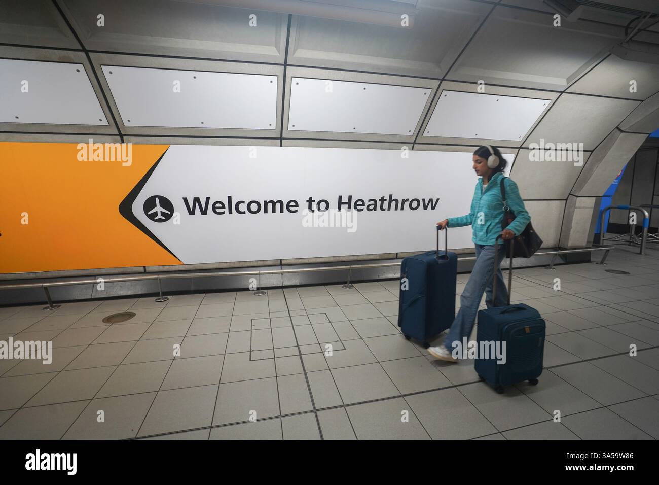 Welcome sign london heathrow airport hi-res stock photography and ...