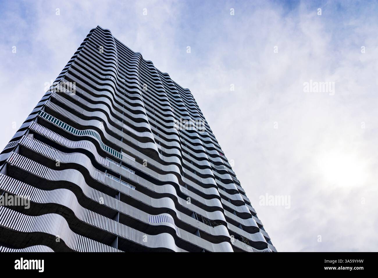 Vienna: high-rise apartment building at Citygate, balcony facade design ...