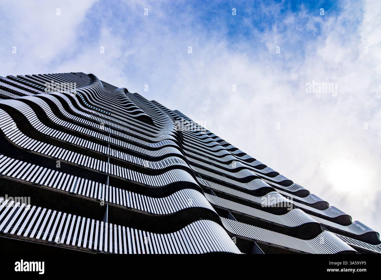 Vienna: high-rise apartment building at Citygate, balcony facade design ...