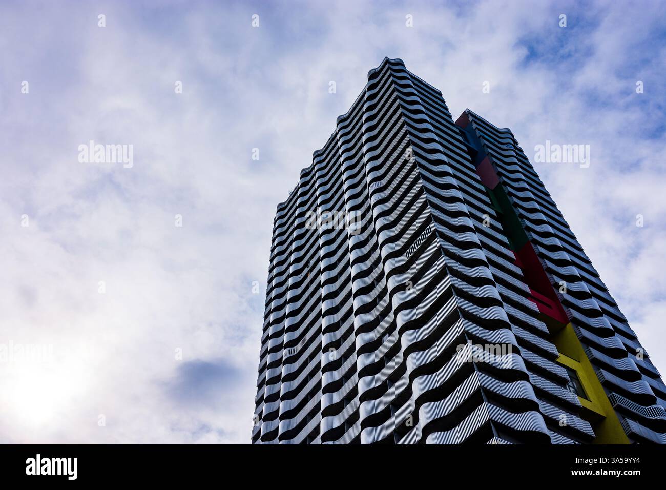 Vienna: high-rise apartment building at Citygate, balcony facade design ...